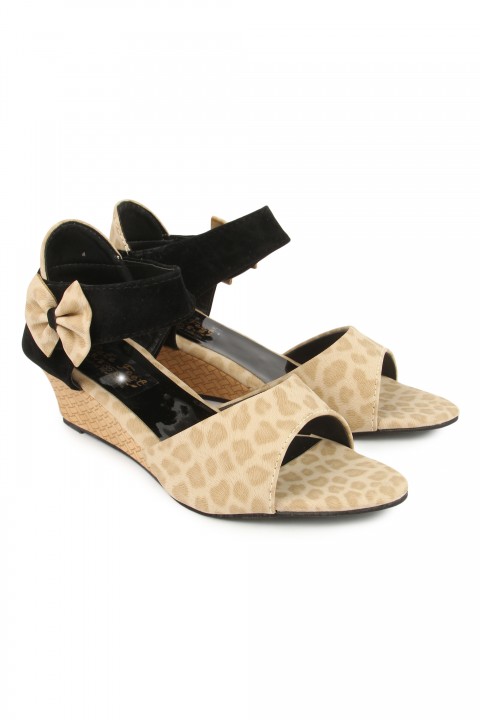 Cute Feet Girls Cream Color Cute Wedges